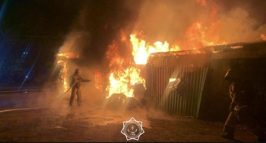 Шиномонтажка загорелась в микрорайоне Айнабулак 3 пожарные вынесли 2