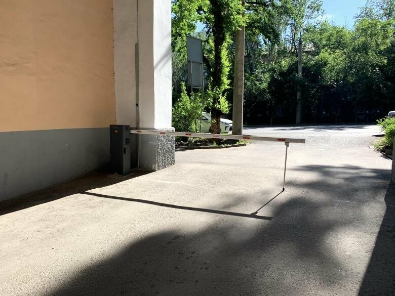 Нужны ли шлагбаумы во дворах и как их правильно устанавливать в Алматы ...